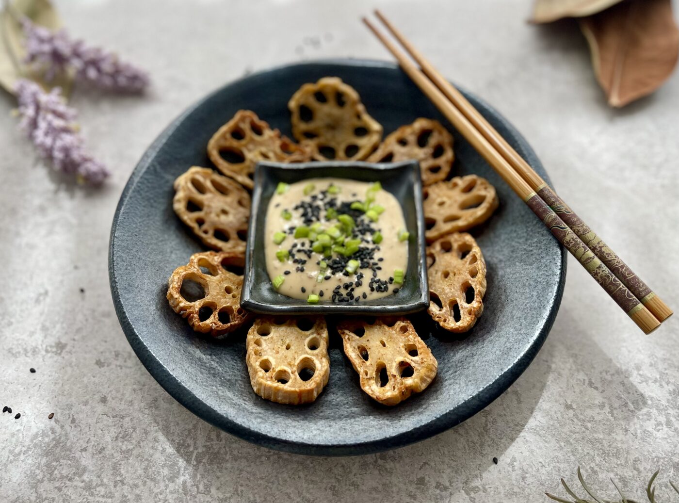 RAÍZ DE LOTUS CRUJIENTE CON SALSA DE SÉSAMO-MAYO - Recetas asiáticas