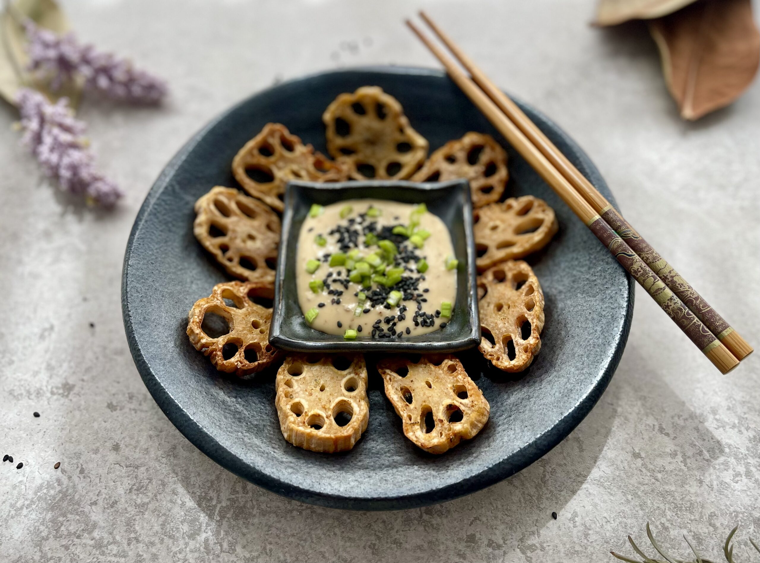 RAÍZ DE LOTUS CRUJIENTE CON SALSA DE SÉSAMO-MAYO - Recetas asiáticas