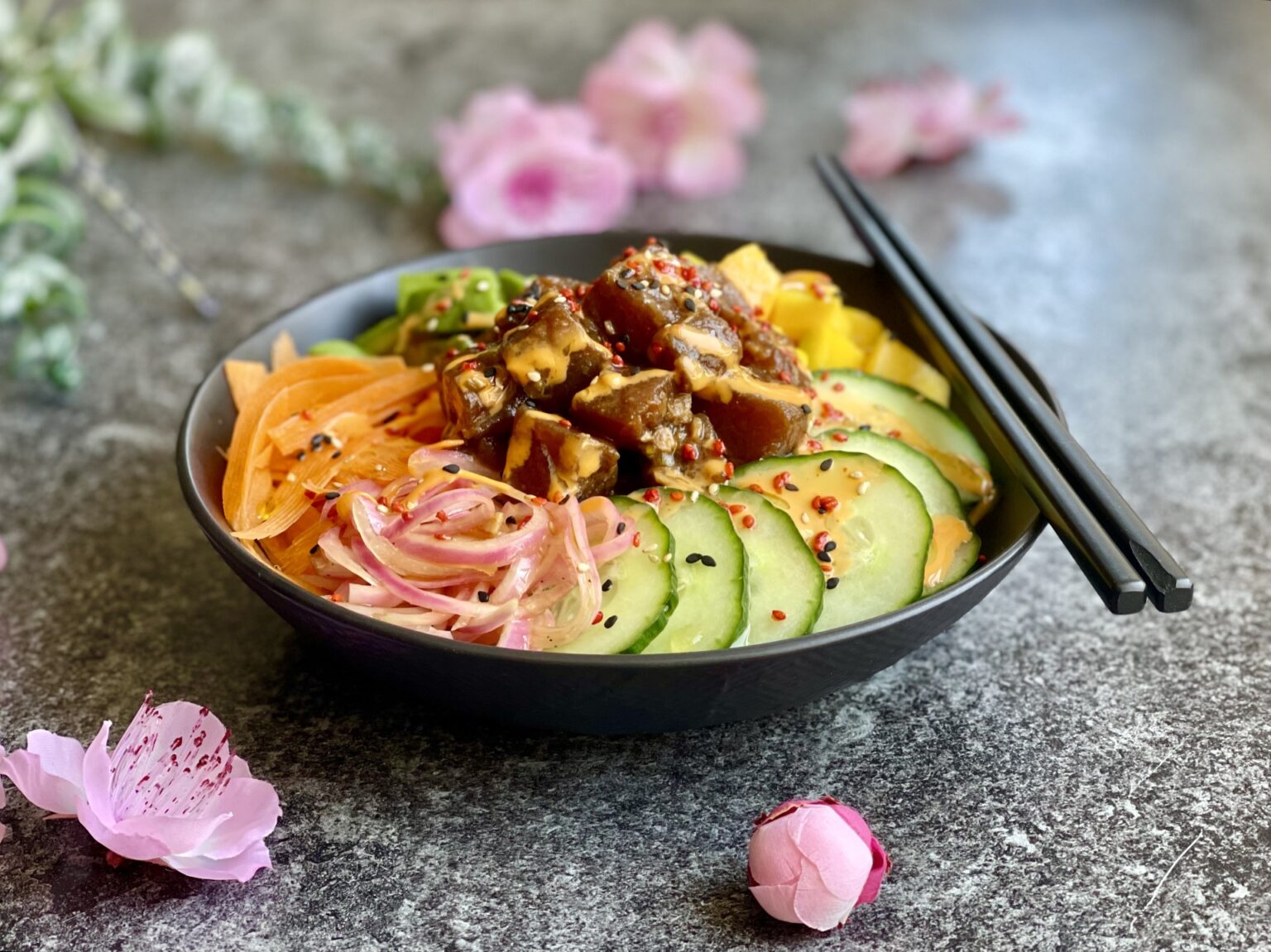 POKE BOWL CON ATÚN ROJO MARINADO Y VEGETALES FRESCOS - Recetas asiáticas
